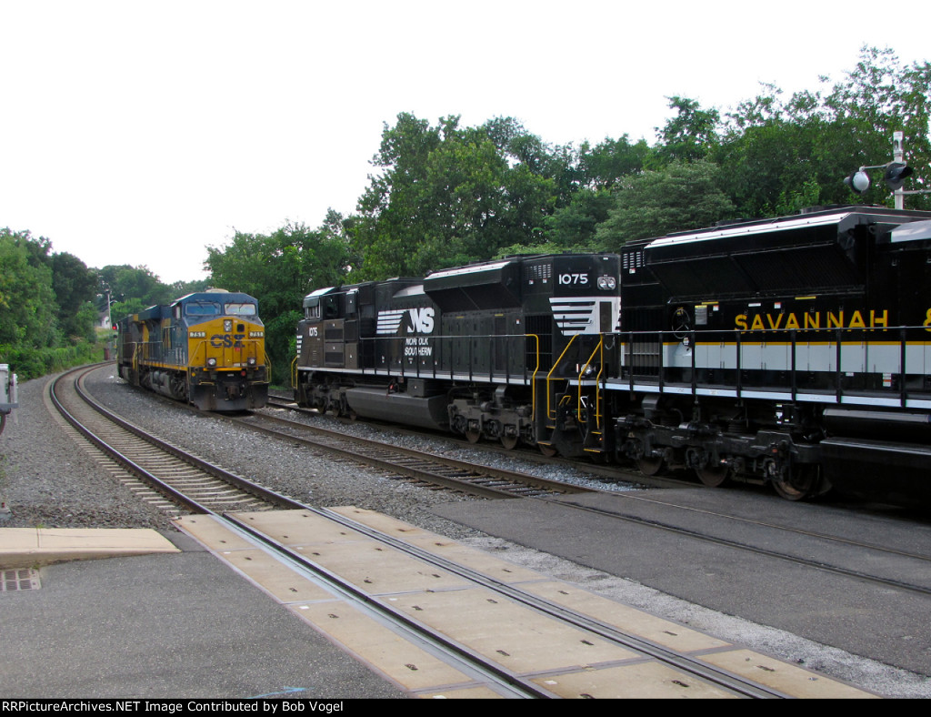 NS 1075 and CSX 751